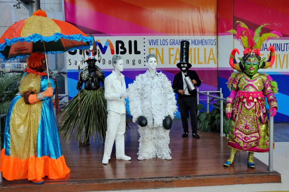Cultura impirme ambiente de carnaval en plazas comerciales y estaciones ...