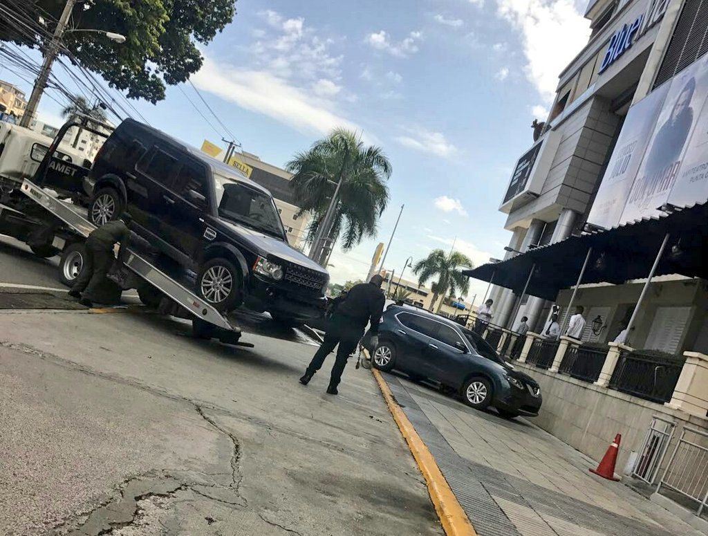 AMET remolcó en grúa vehículos que obstaculizan acera Blue Mall – El ...