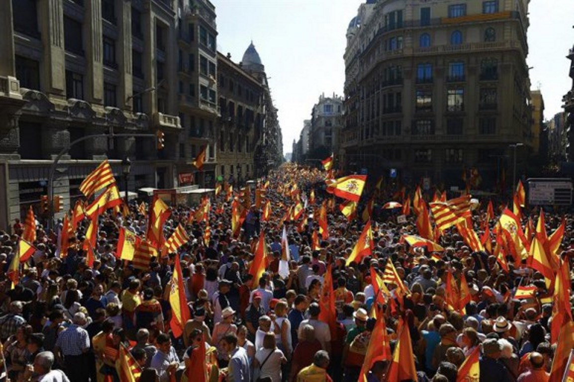 Miles De Personas Se Manifiestan En Barcelona En Defensa De Unidad De