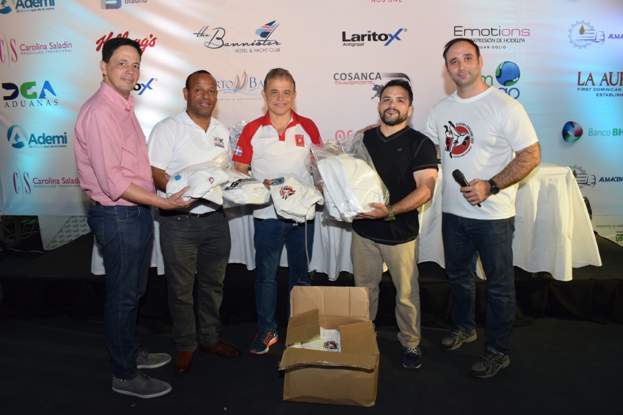 Academia Geraldino Judo dona uniformes a Centro Canillitas con Don Bosco