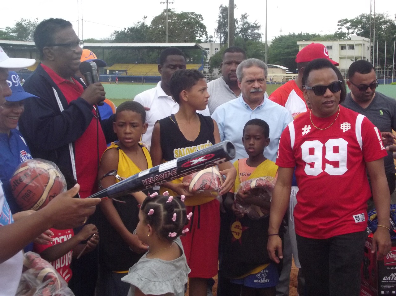 COOPROUNI realiza entrega de útiles deportivos a sofbolistas en el play ...
