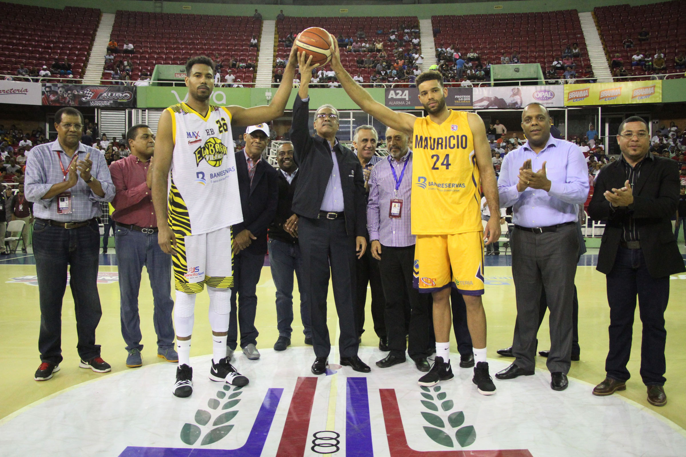 Simón Lizardo realiza saque de honor en segundo partido de serie final ...