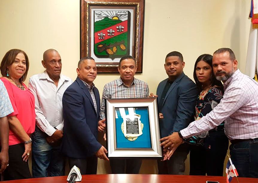 CODIA reconoce alcalde SFM por su apoyo a profesionales de la construcción