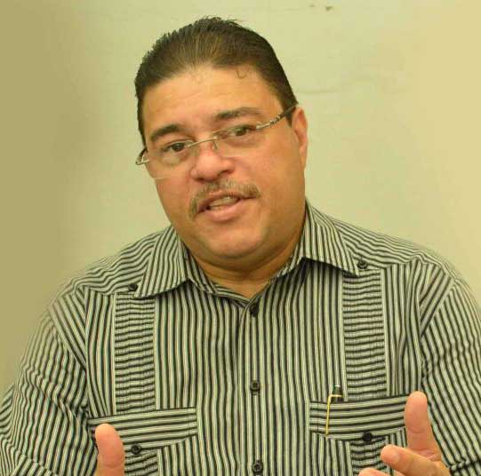 Francisco Camacho se reúne con galleros dominicanos