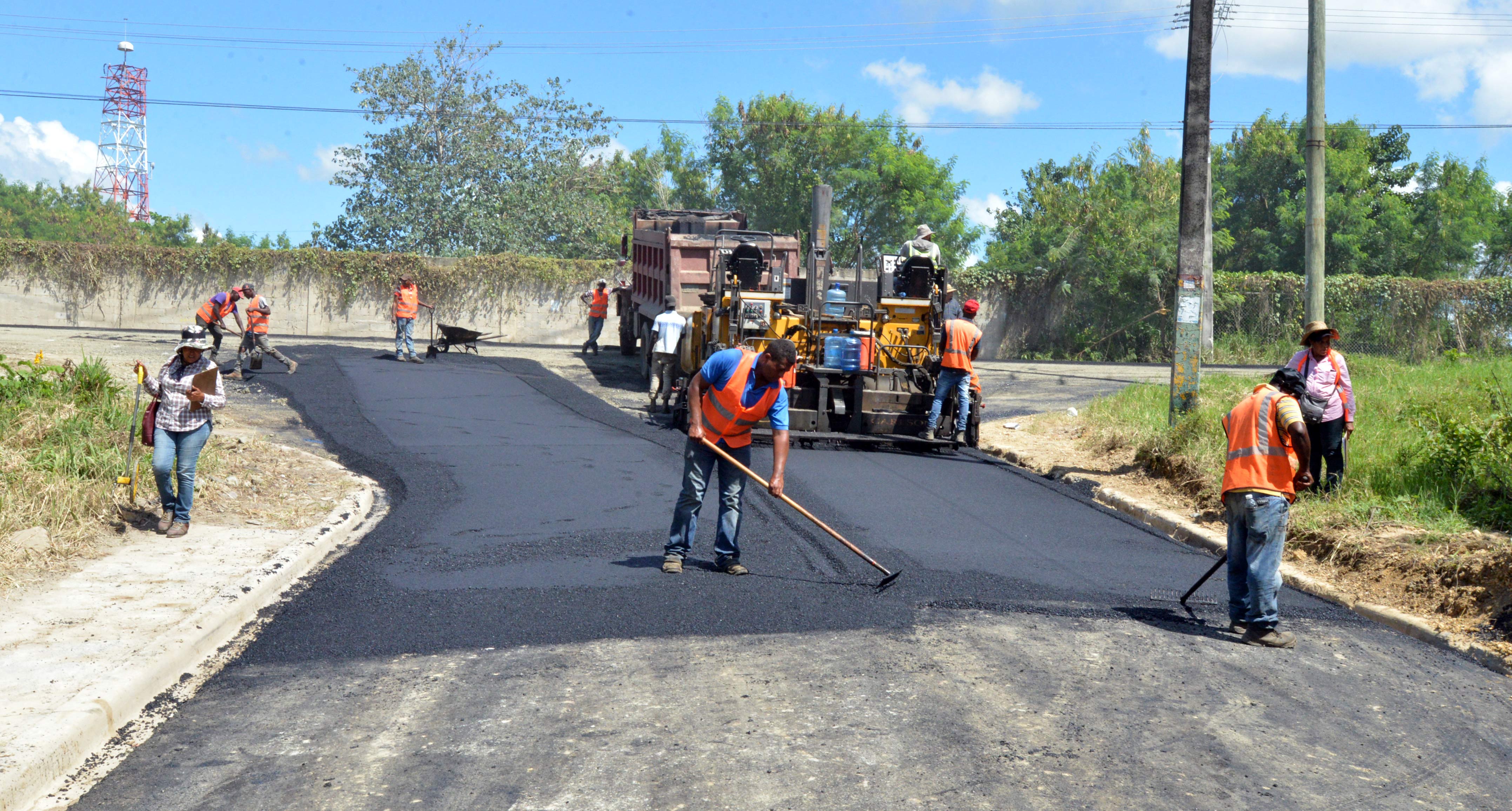 MOPC asfalta calles en sectores del Gran Santo Domingo