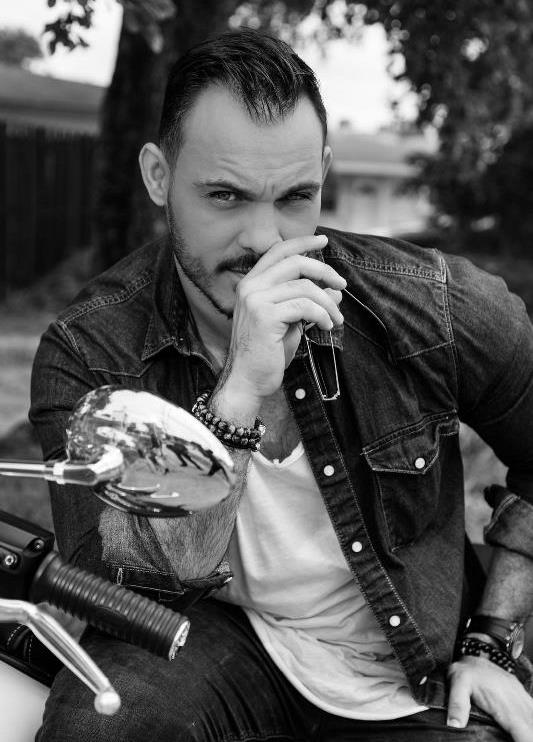 Actor Alexander Estrella ve series desplazan novelas tradicionales