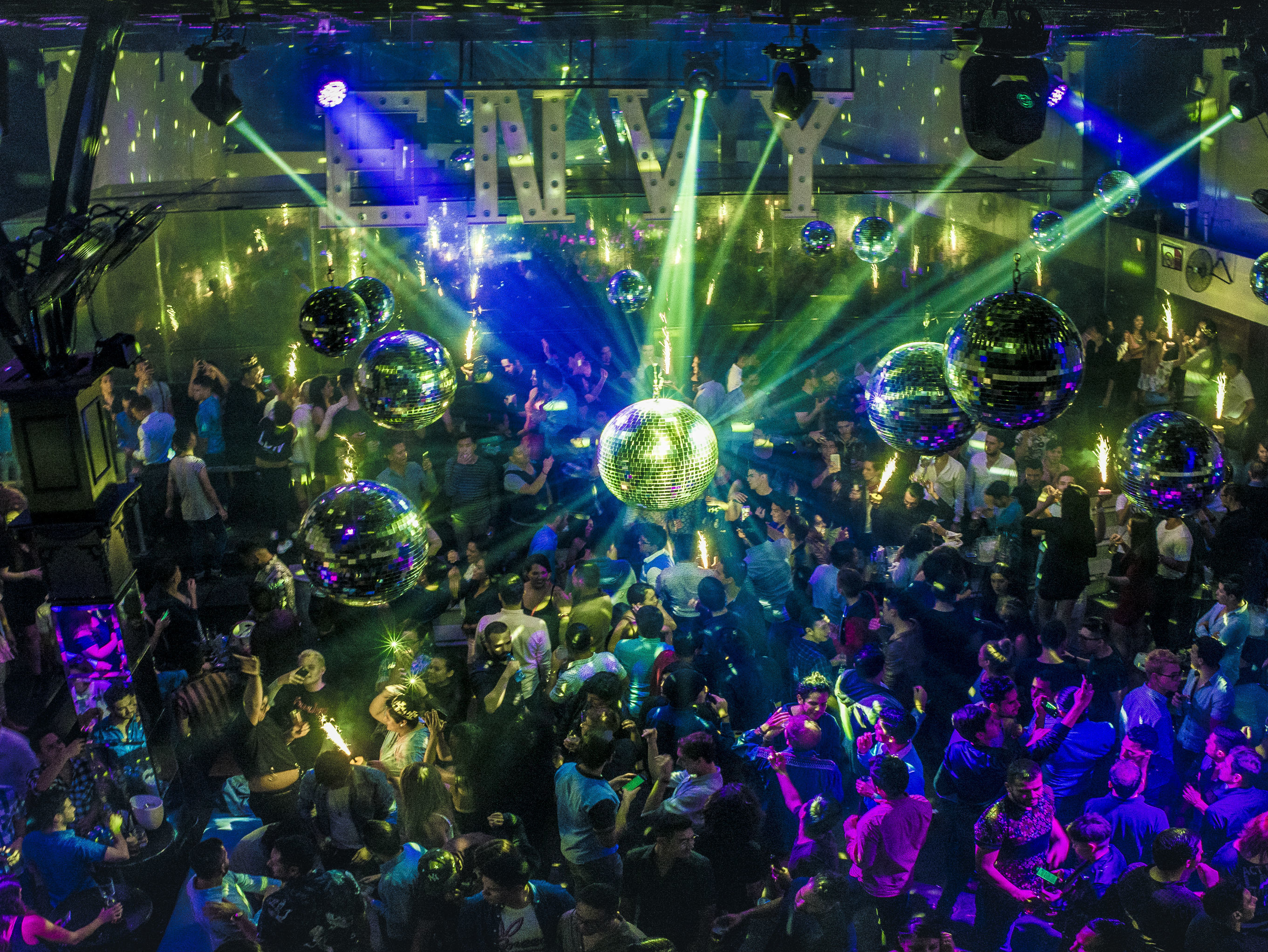 De «experimento» a templo del tecno, la evolución de la discoteca en 50 ...