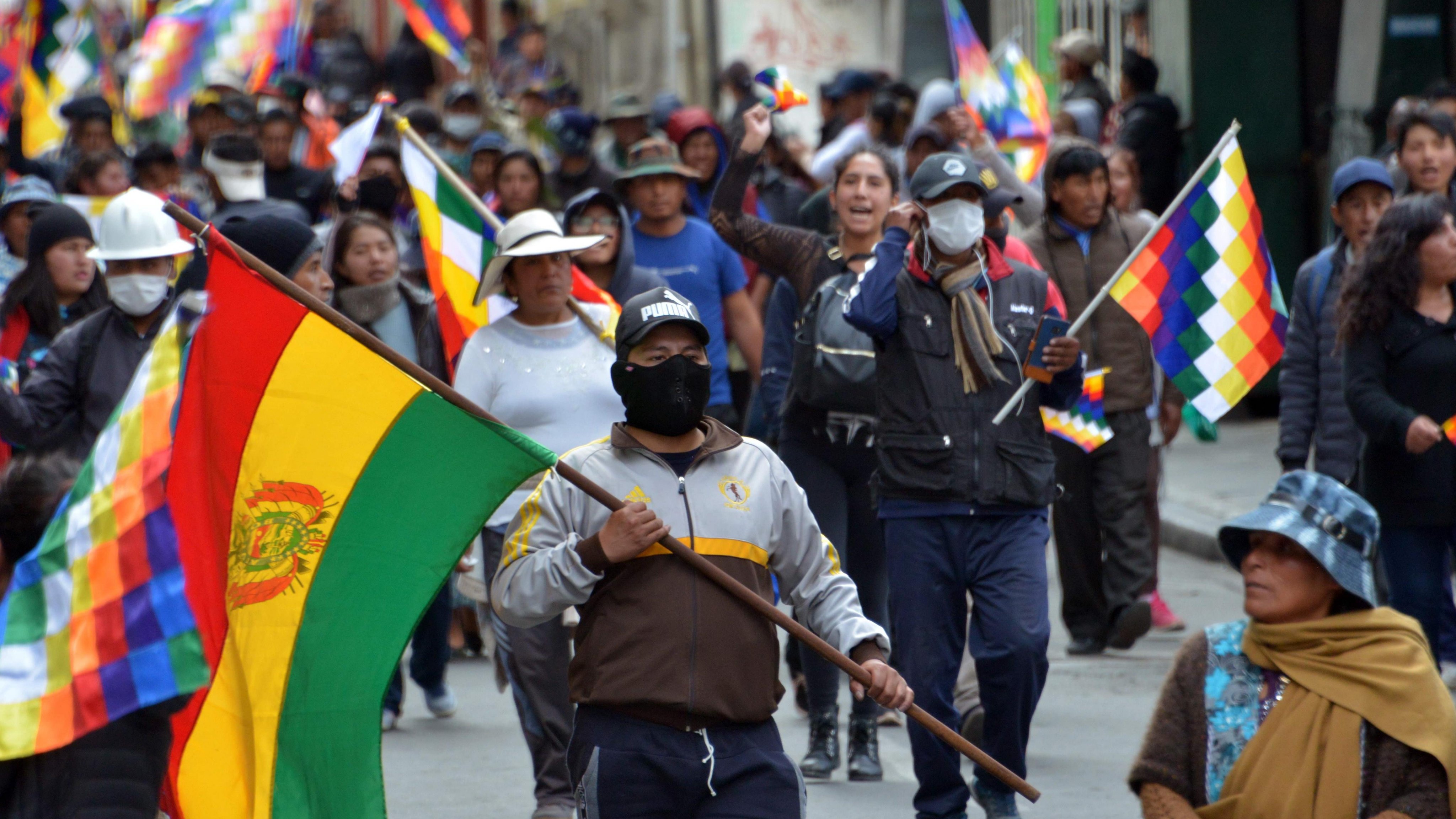 Una masiva marcha de banderas indígenas saluda a Evo Morales desde ...