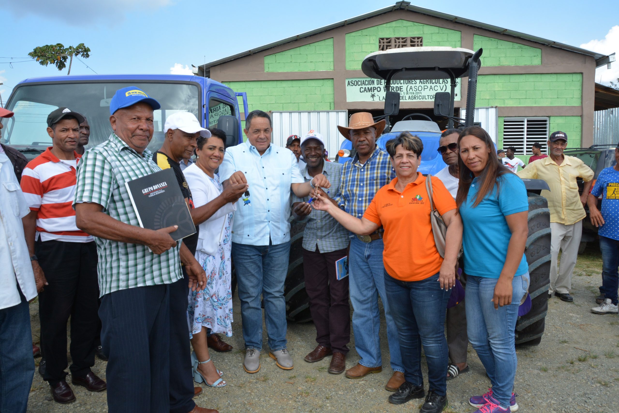 Gobierno entrega tractor y camión a productores Sabana Grande de Boyá