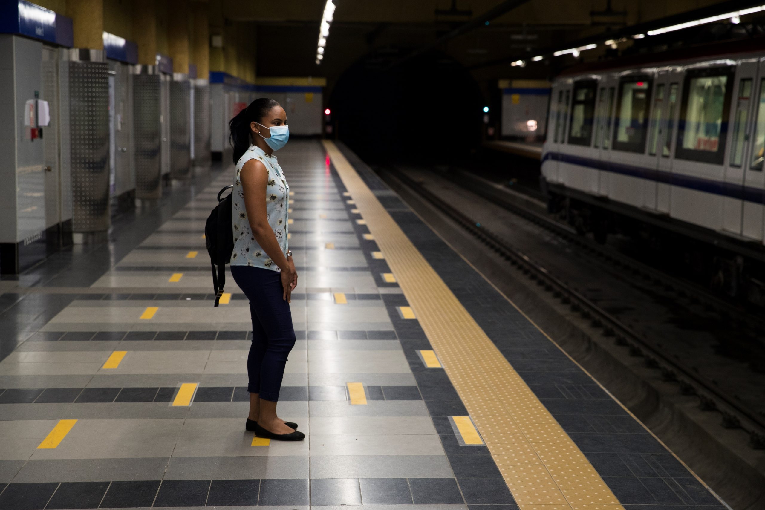 Tímida vuelta a la actividad del Metro y filas en comercio en Santo ...