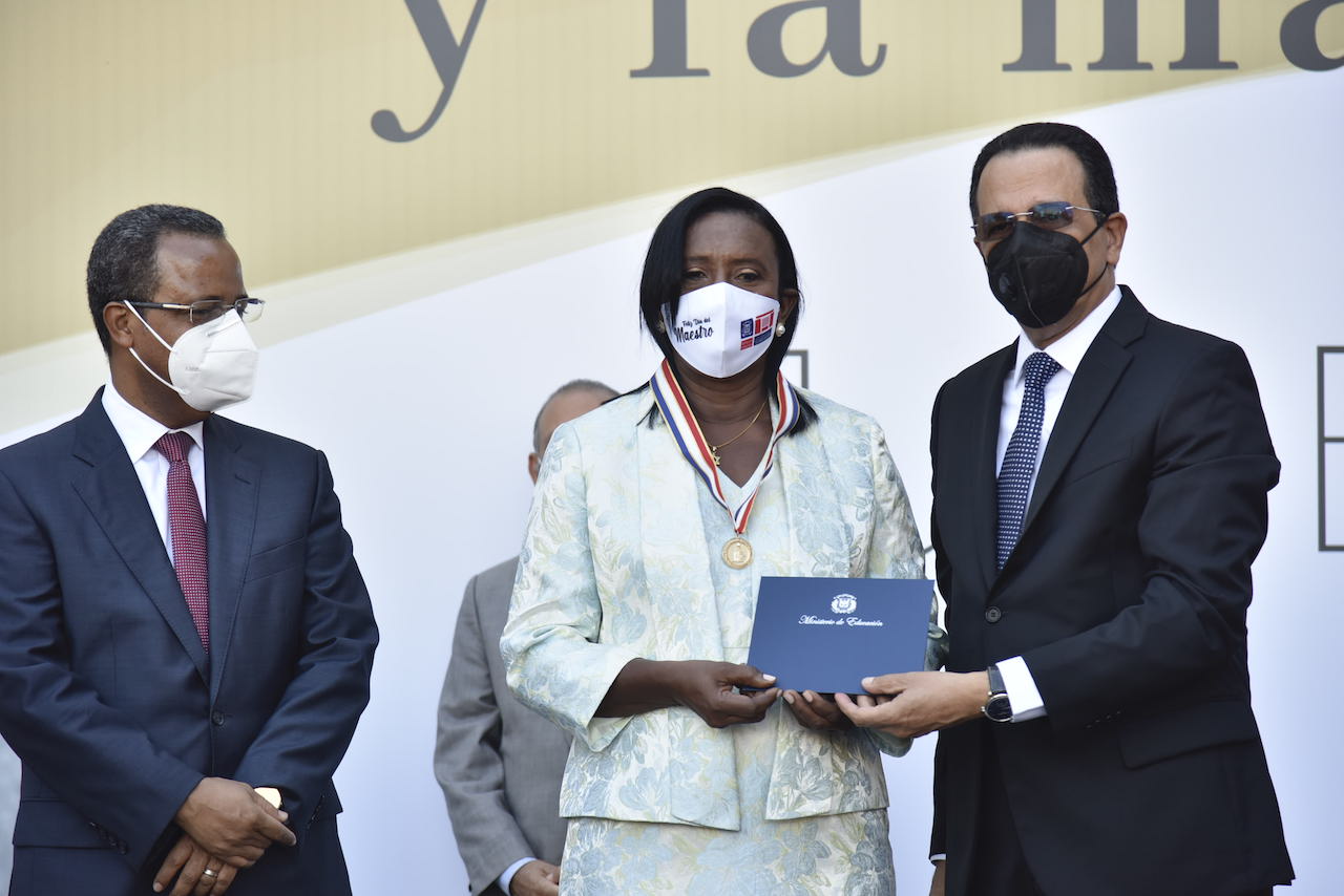 Maestra ganadora medalla Mérito Magisterial resalta avances educación ...