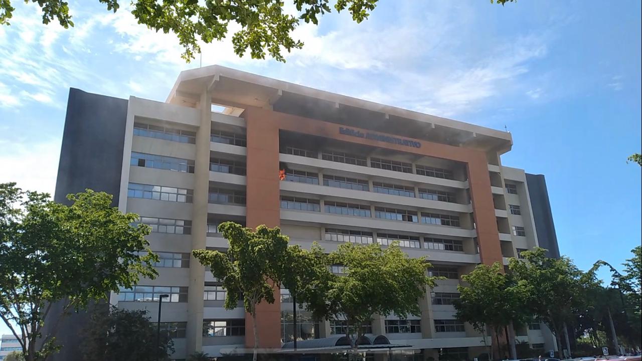 (VIDEO) Incendio afecta edificio administrativo de la UASD – El Nuevo ...