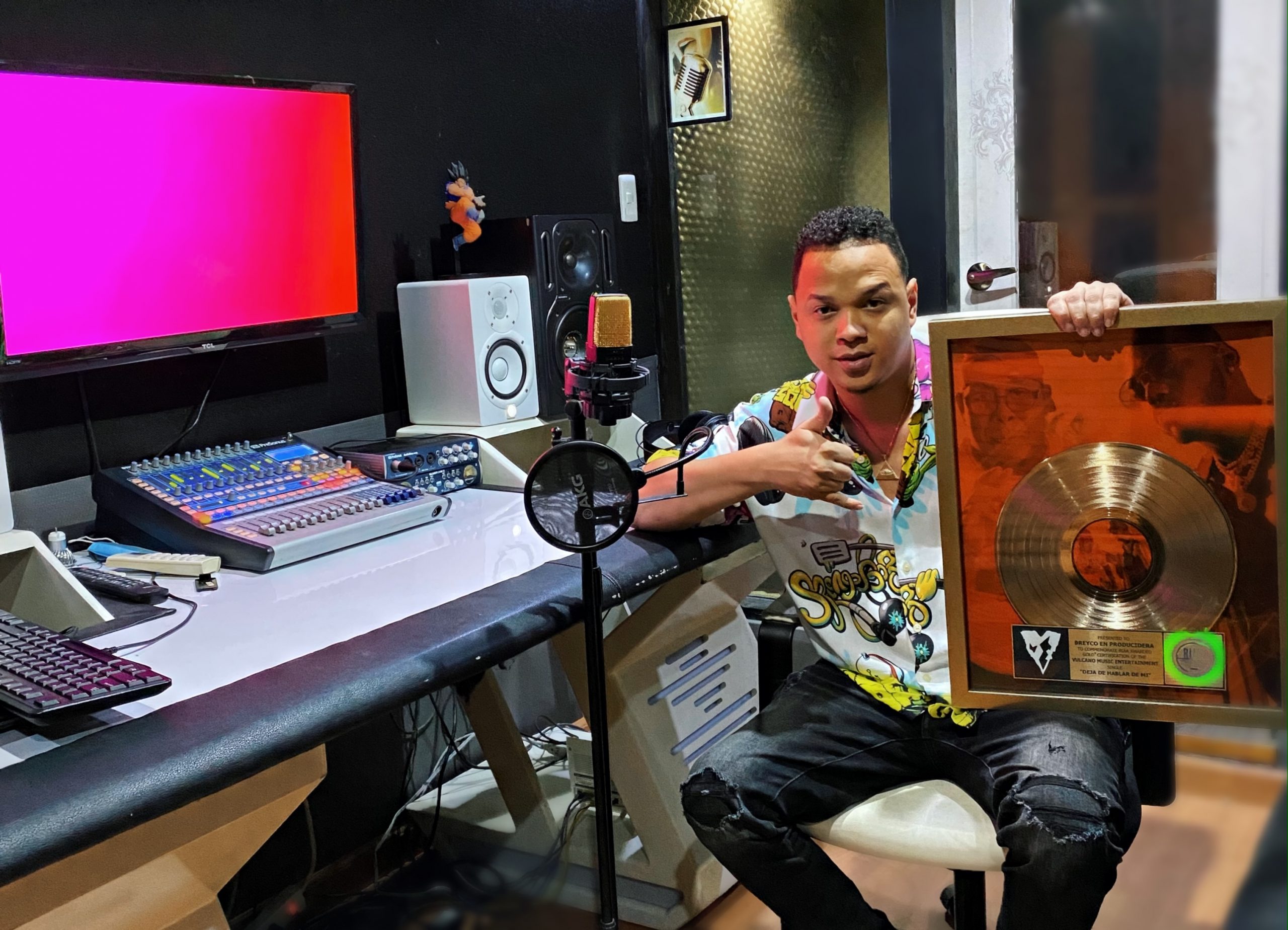 Productor musical "Breyco en Producidera" logra disco de oro