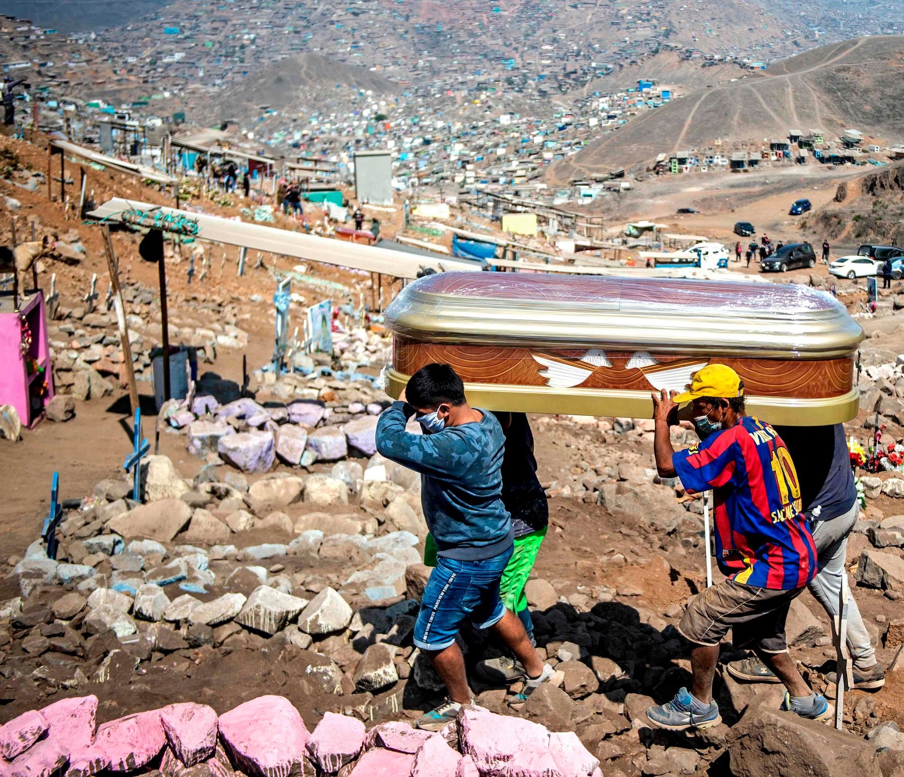 Perú cierra 2020 con un vacío de 94,000 muertes desde inicios de la ...