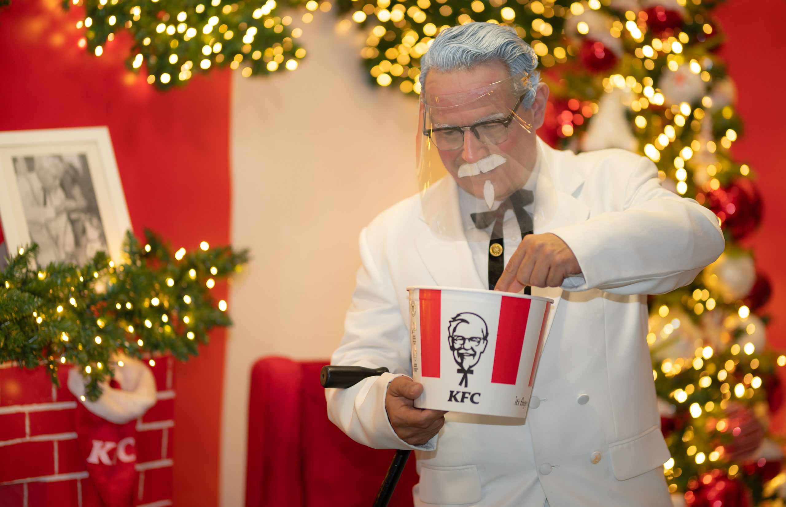 (VIDEO) KFC inicia la Navidad con la apertura de la “Casa del Coronel ...