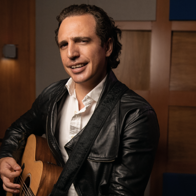 Jaime Viñas regresa a la música con su nuevo sencillo “Lo que te puedo dar”