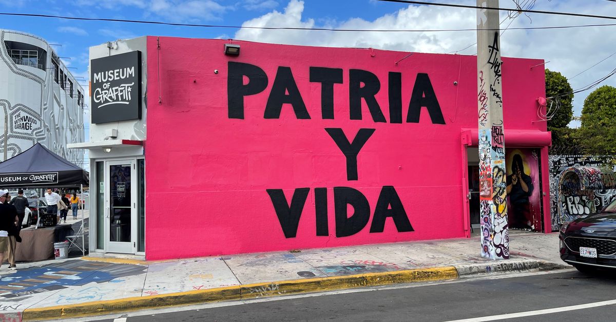 Grafitero cubano de Miami realiza un gran mural con el lema «Patria y ...