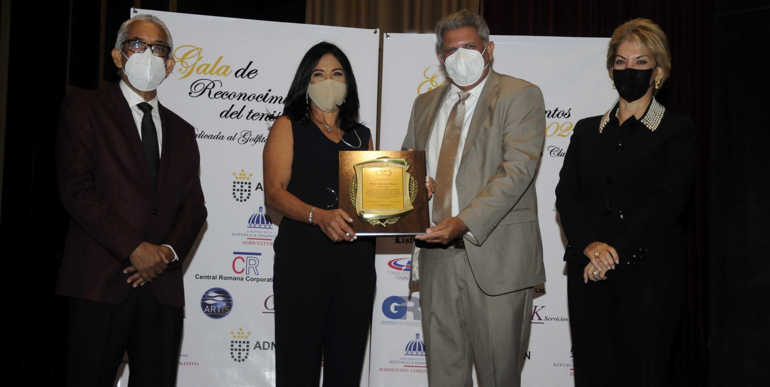 Rinden homenaje a fundadores del Golfito Tenis Club y a siete ...