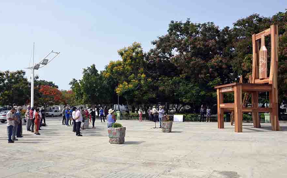 Instalan una silla de 8,5 metros de altura en Santiago de Cuba – El ...