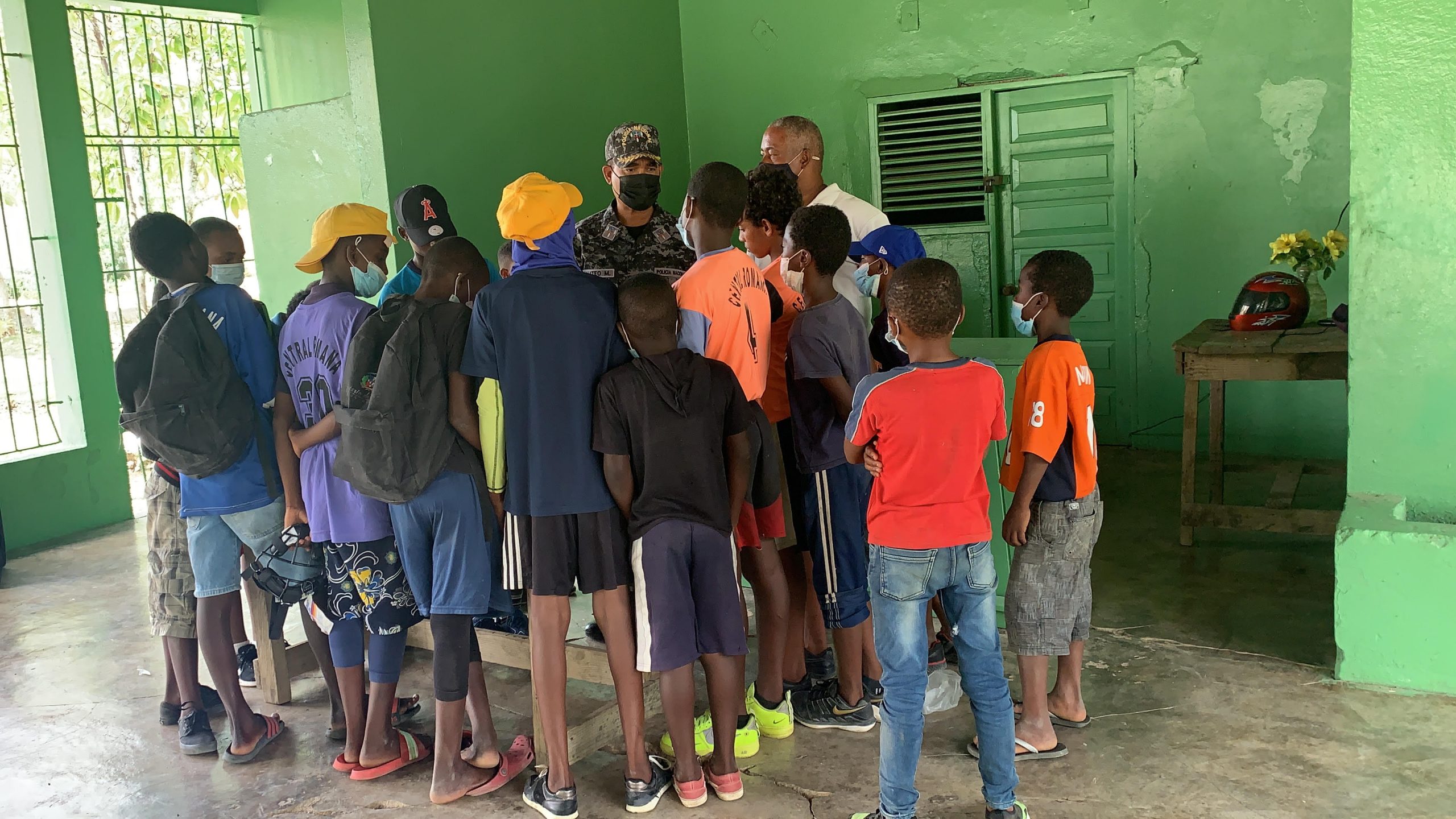 La PN lleva utilería deportiva al Batey Palo Bonito, de Higüey – El ...