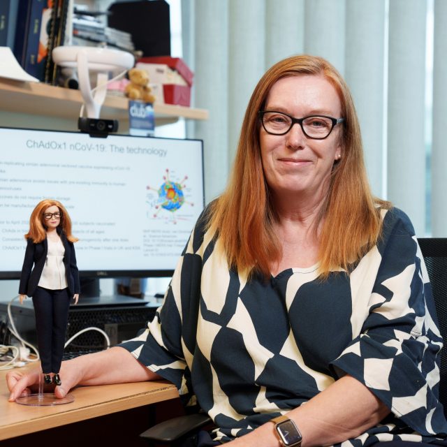 Barbie dedica una muñeca a Sarah Gilbert, creadora de la vacuna Astrazeneca
