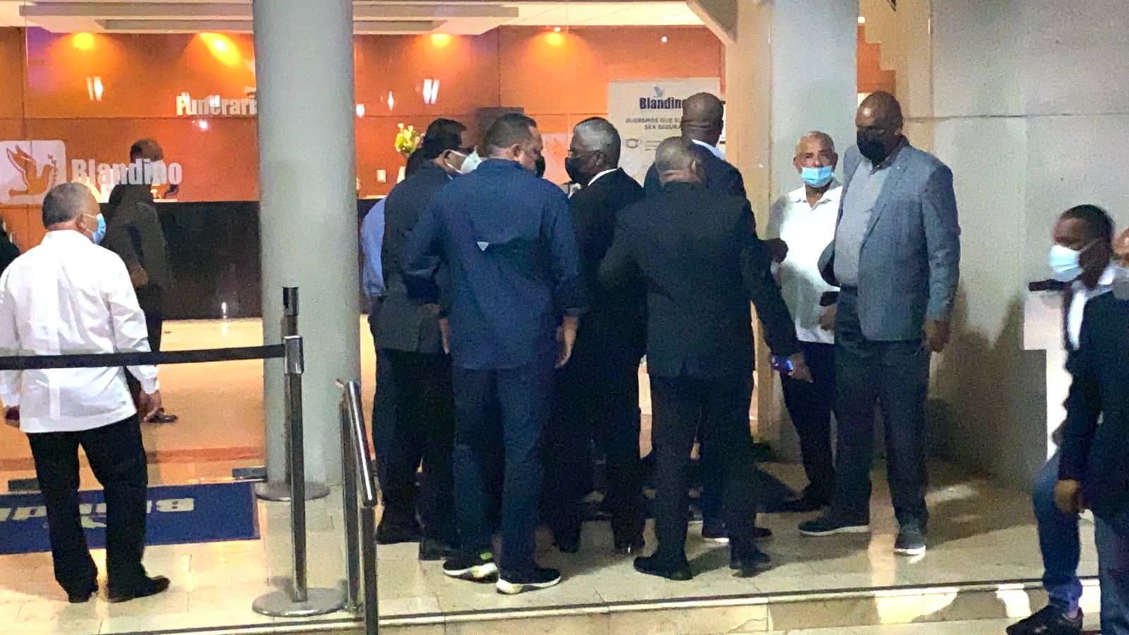 (VIDEO) Personalidades llegan a funeraria donde serán expuestos restos ...