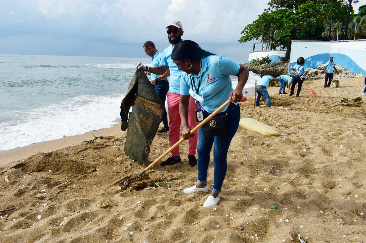 Fodearte realiza jornada de limpieza en playa de Güibia – El Nuevo ...