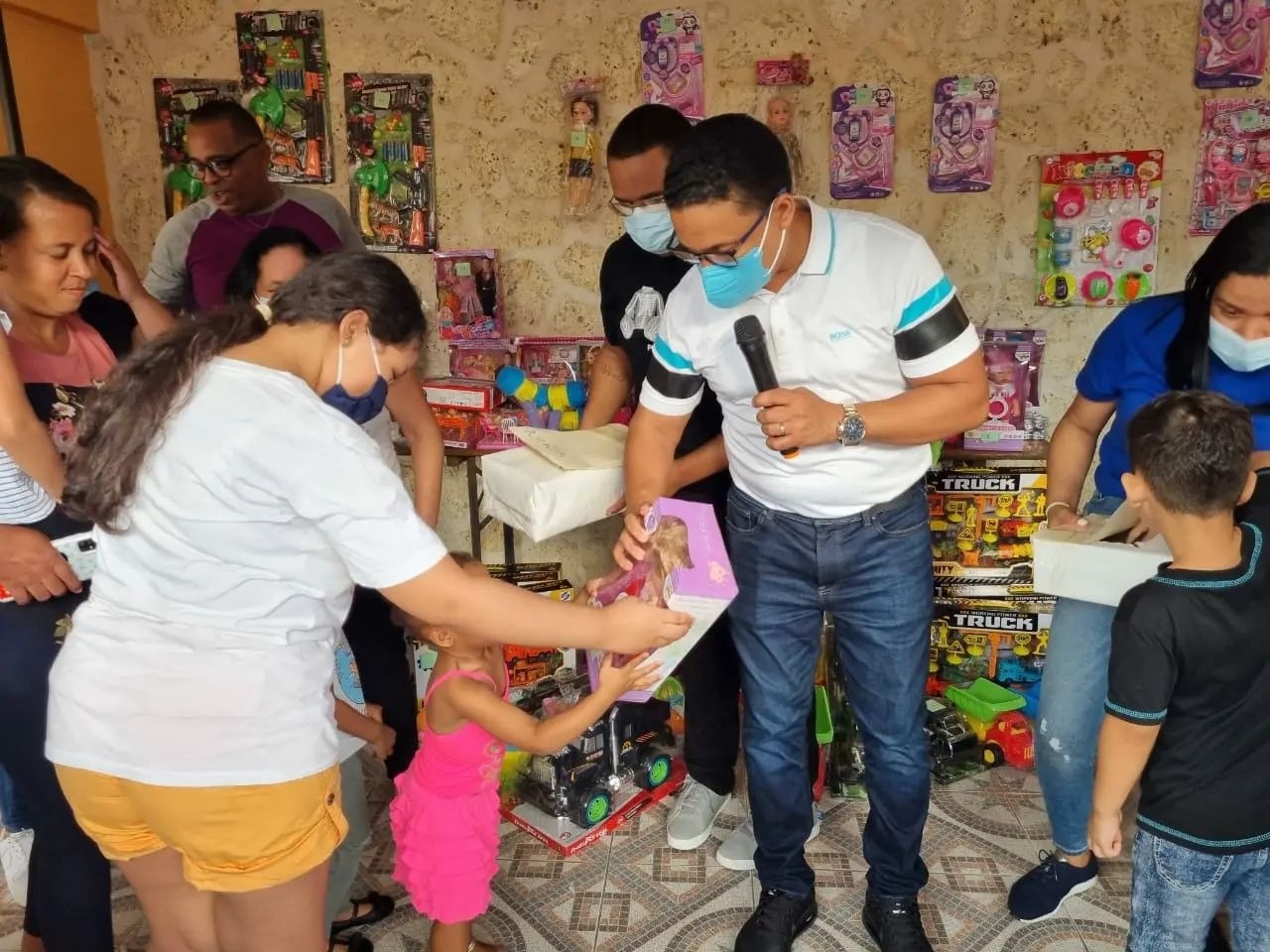 Diputado Elías Matos entrega cientos de juguetes a niños de su ...