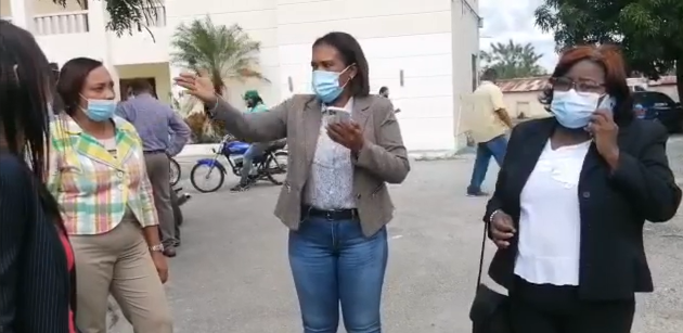 (VIDEO) Gobernadora de El Seibo «le entra» a la Digesett por tapón que ...