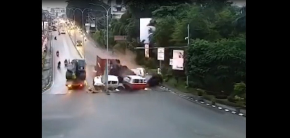 Video Un Camión Sin Frenos Embiste Varios Vehículos En Indonesia
