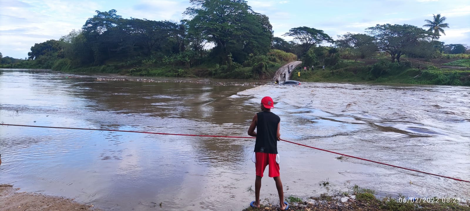 (VIDEO) Dos personas salvan su vida de milagro al intentar cruzar río ...