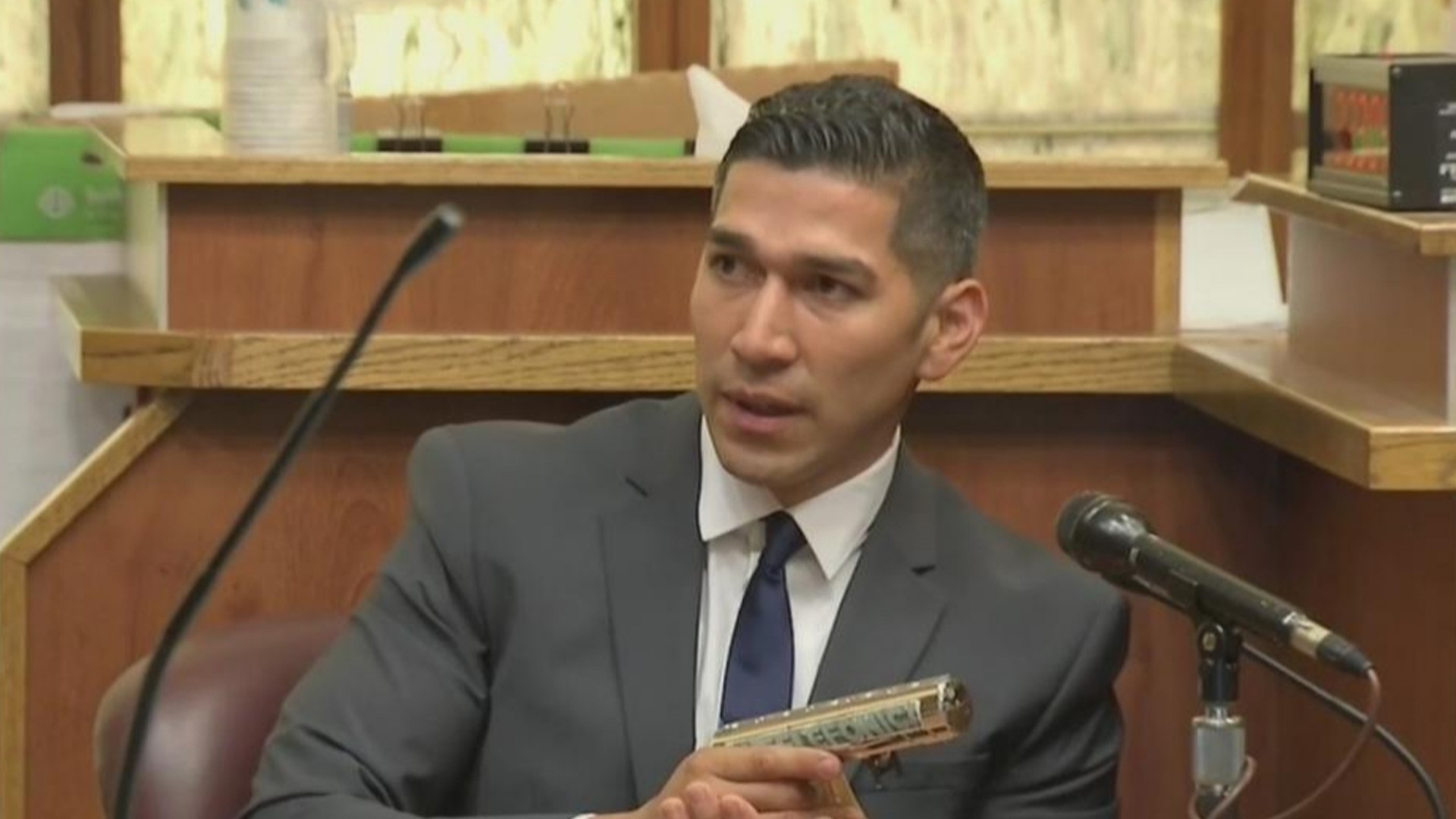 Una corte de EEUU anula condena a policía que disparó a hombre ...