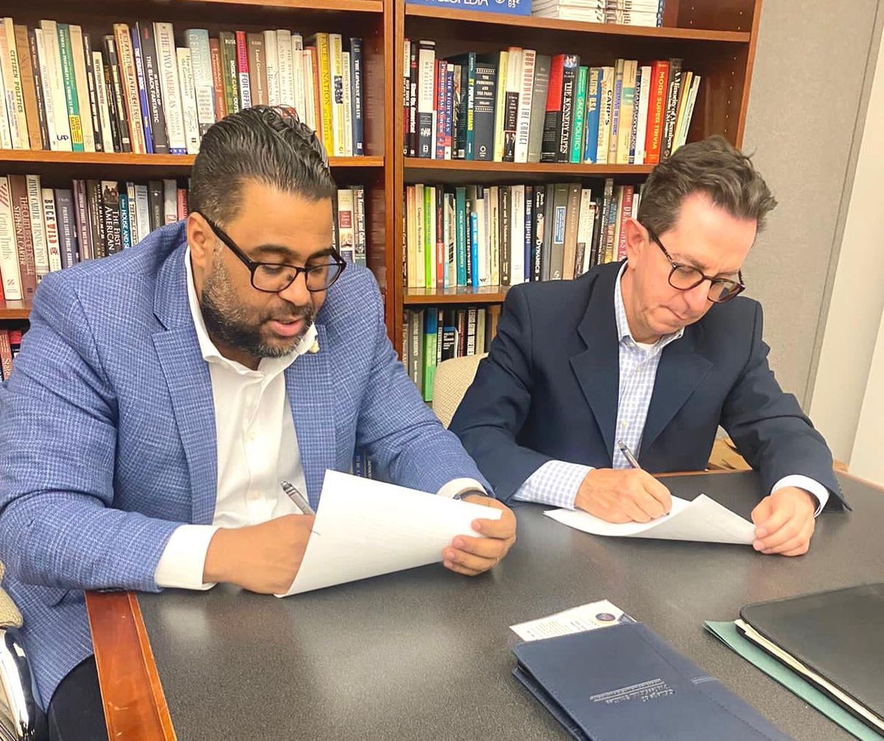 Senador Franklin Rodríguez firma acuerdo educativo con George ...