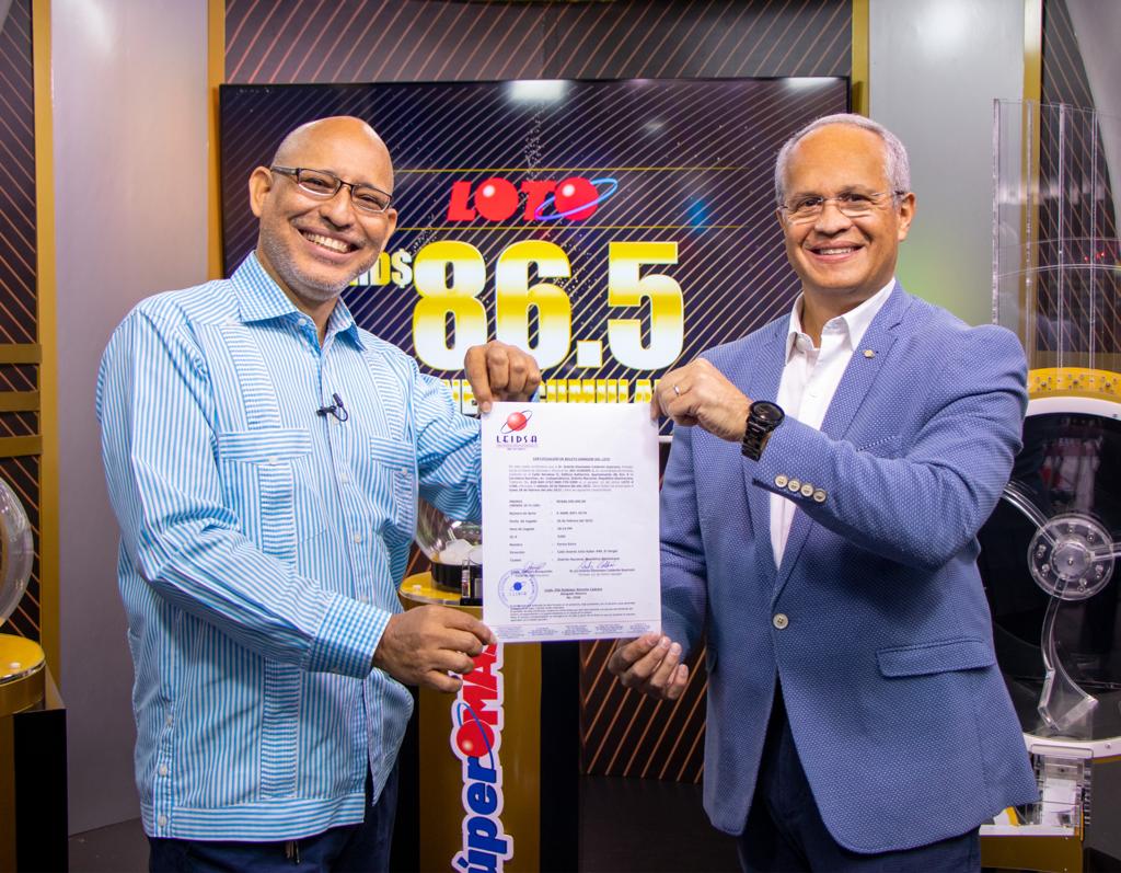 Leidsa entrega certificado a ganador de RD$86.5 millones de la Loto a ...