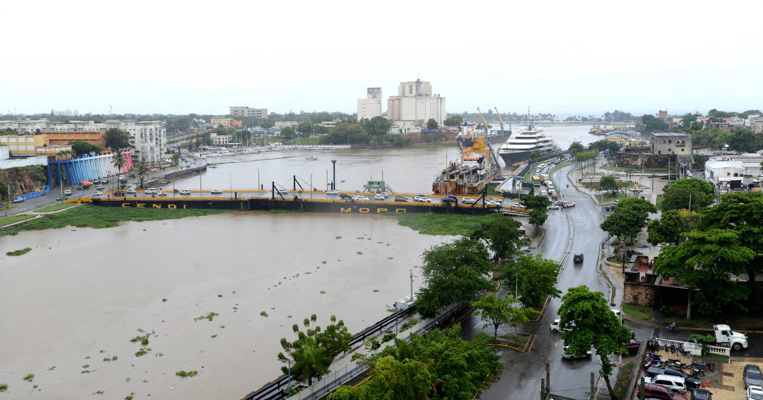 MOPC informa retira lilas acumuladas en el puente flotante sobre el río Ozama – El Nuevo Diario ...