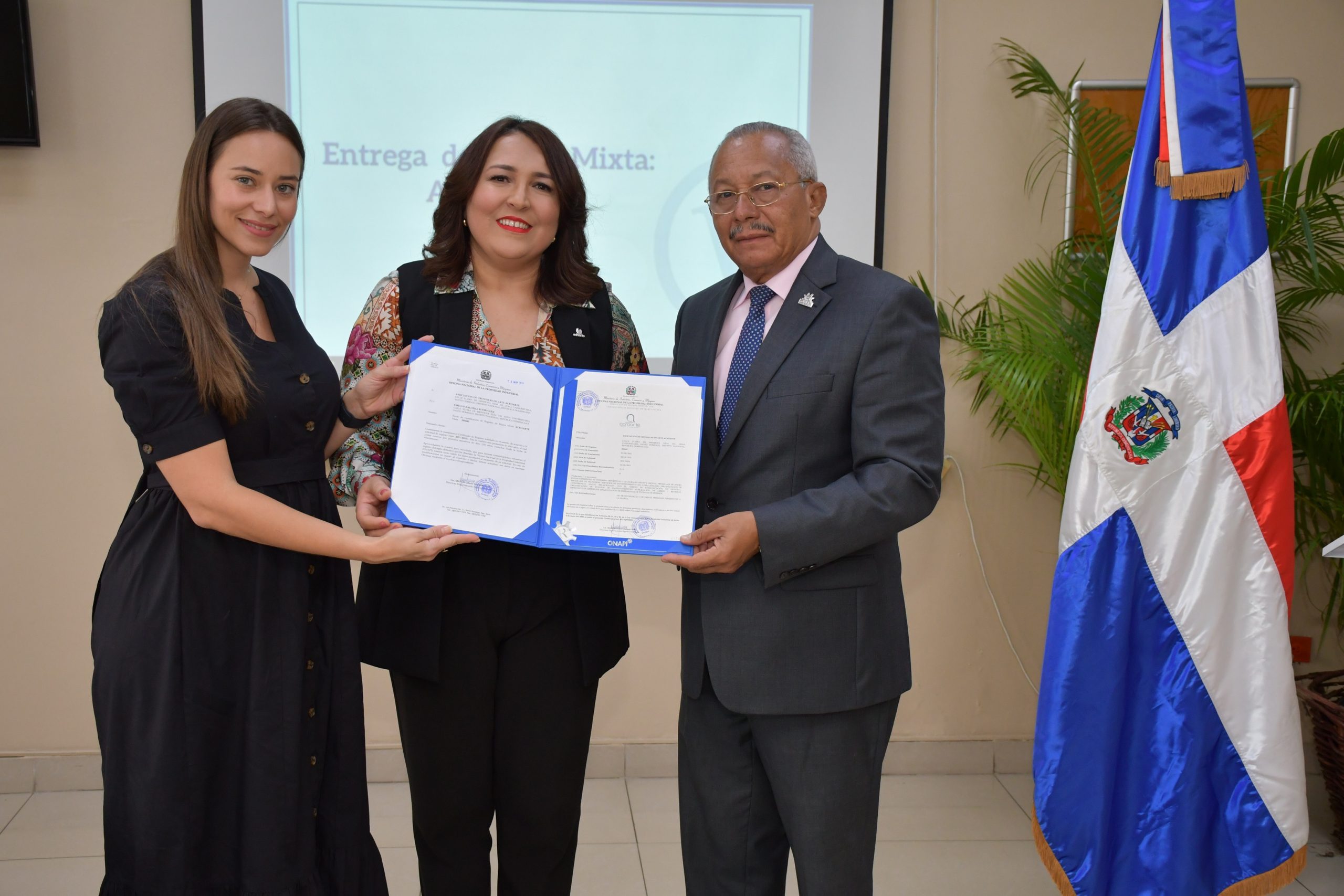 Acroarte recibe certificado de Marca Mixta de ONAPI – El Nuevo Diario ...