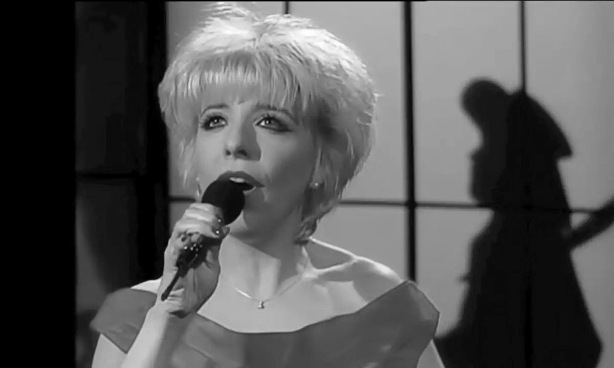 Murió Julee Cruise, la voz de la canción principal de la serie «Twin ...