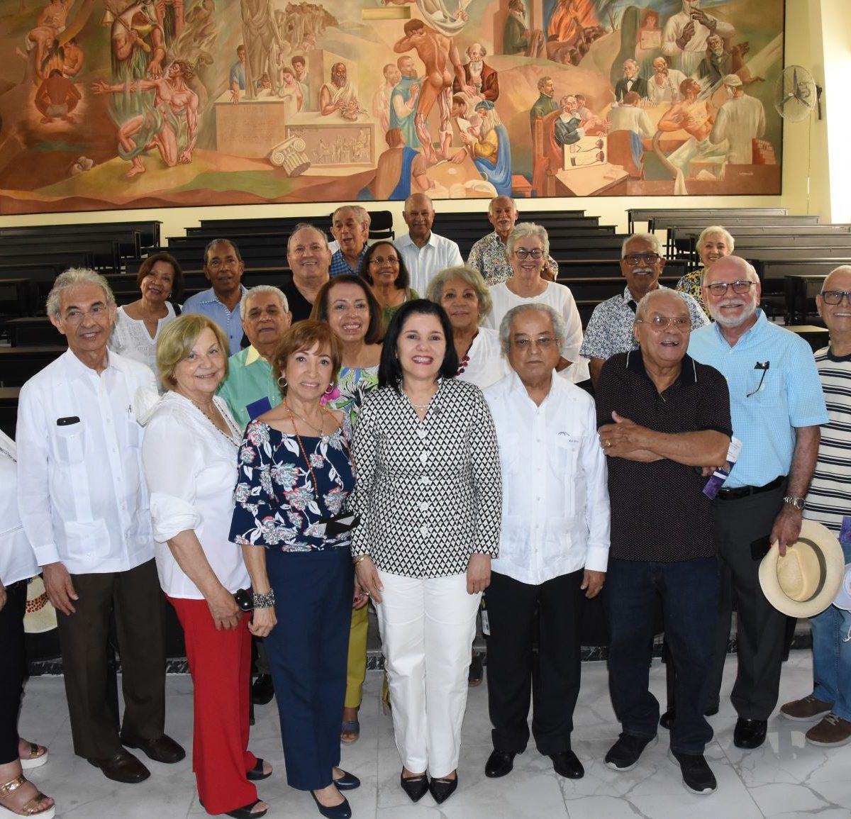 Promoción de médicos graduados en la UASD hace 50 años realiza ...