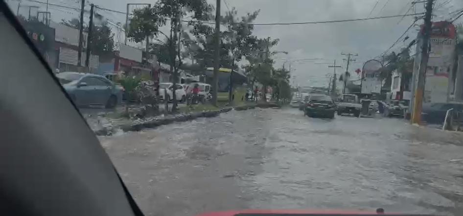 (VIDEO) Un tramo de la Charles de Gaulle está inundado y provoca ...