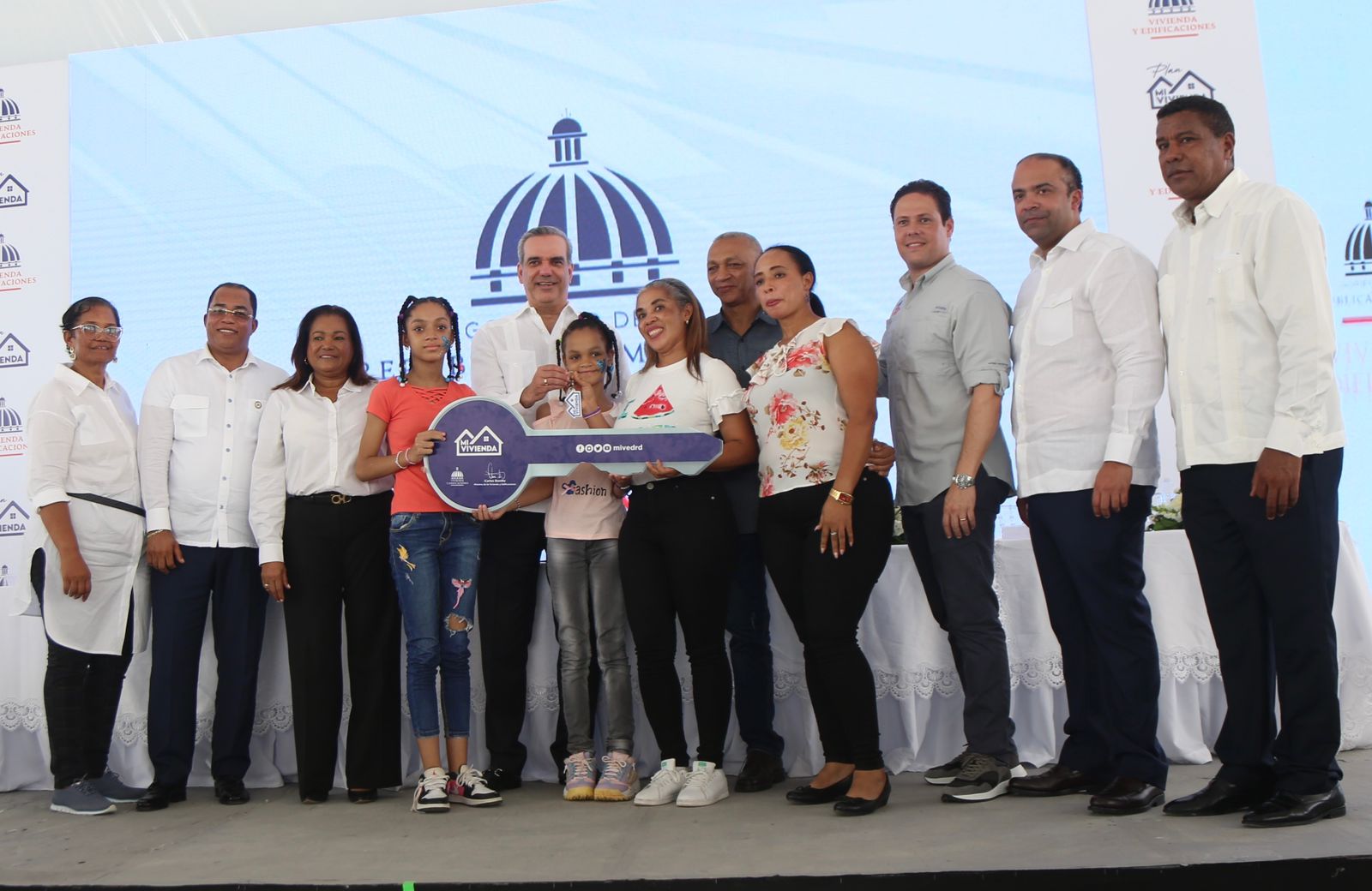 (VIDEO) Presidente Abinader y ministro Bonilla entregan 300 apartamentos en “Mi Vivienda Hato ...