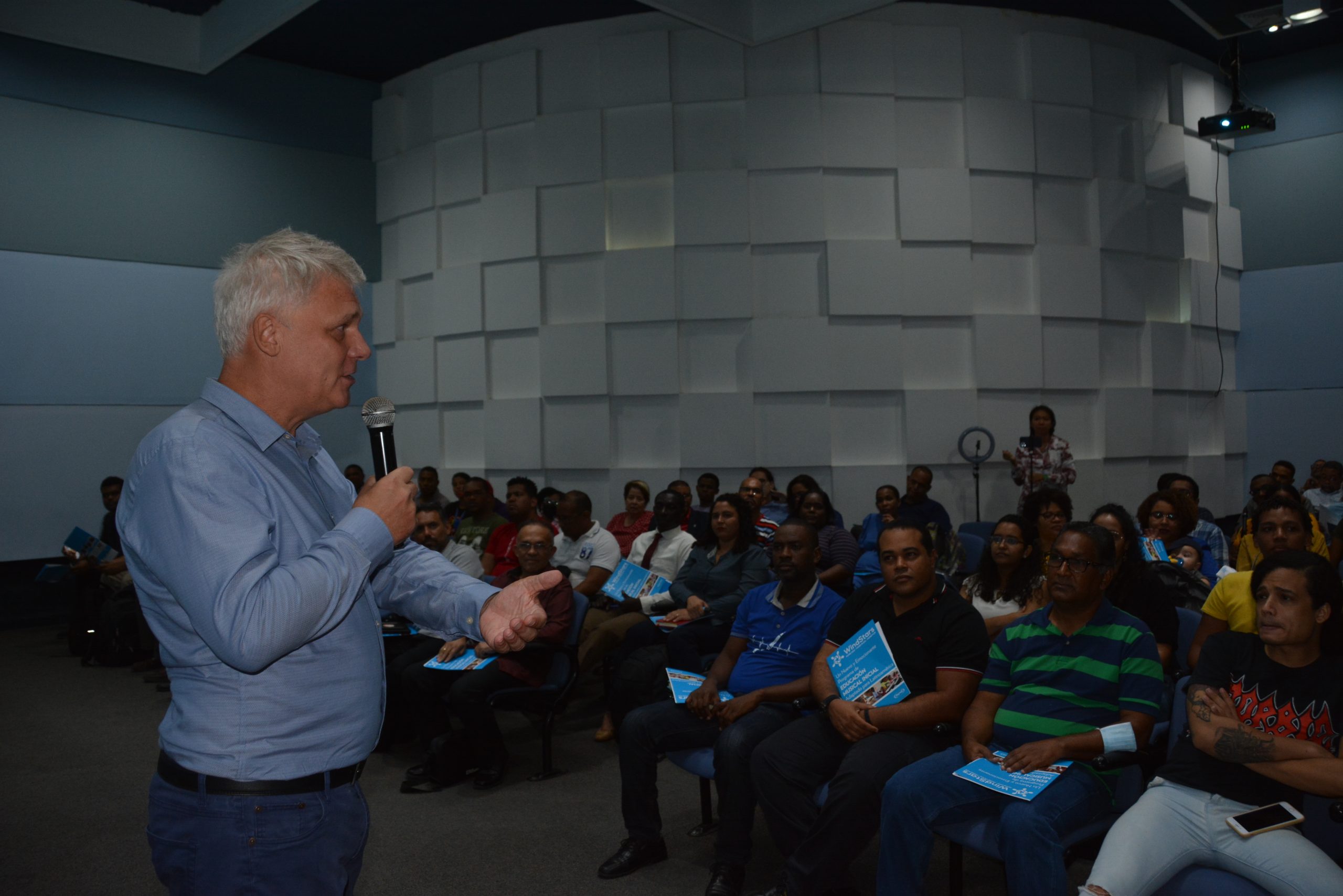 Realizan conversatorio sobre programa británico de Educación Musical ...