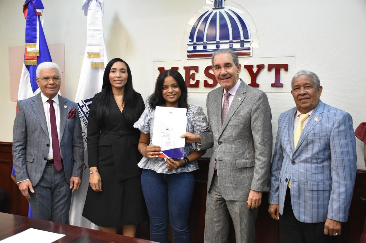 MESCYT entrega 254 becas a estudiantes cursarán programas de maestrías ...