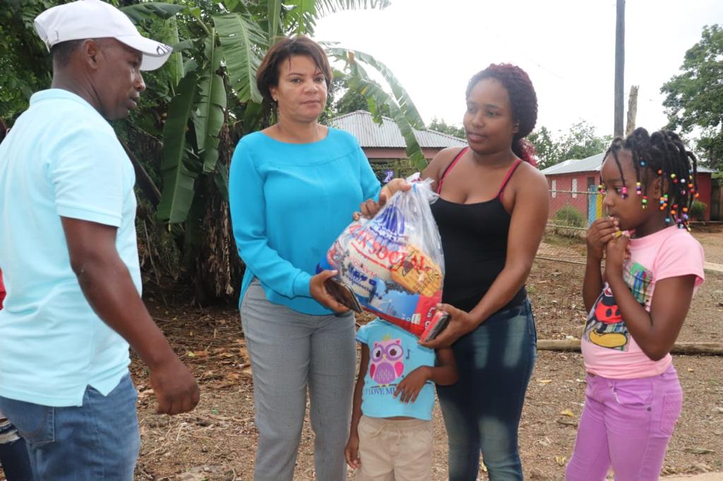 Gobernadora Monte Plata entrega raciones de alimentos a munícipes de ...