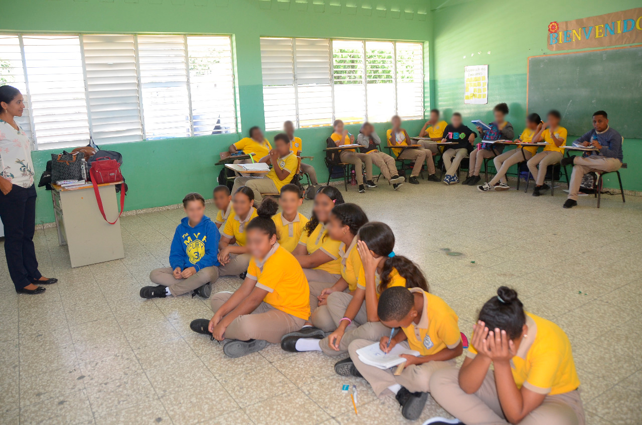 Sin asientos están tomando docencia estudiantes de una escuela en Santiago