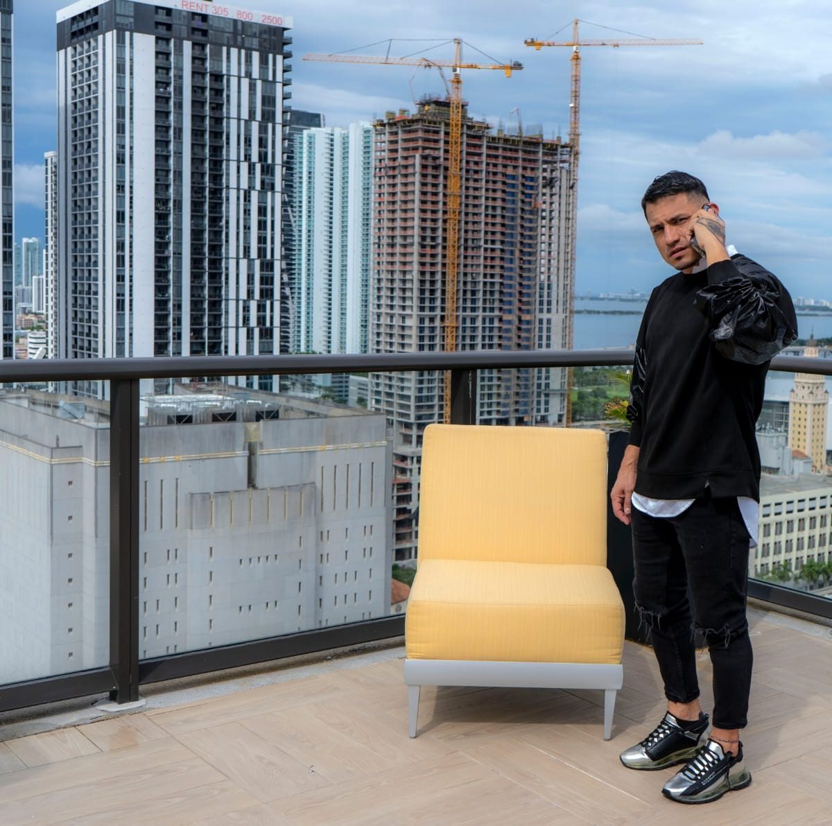 El aclamado influencer y estilista Johan Jiménez Camacho revela el look ideal para pieles oscuras