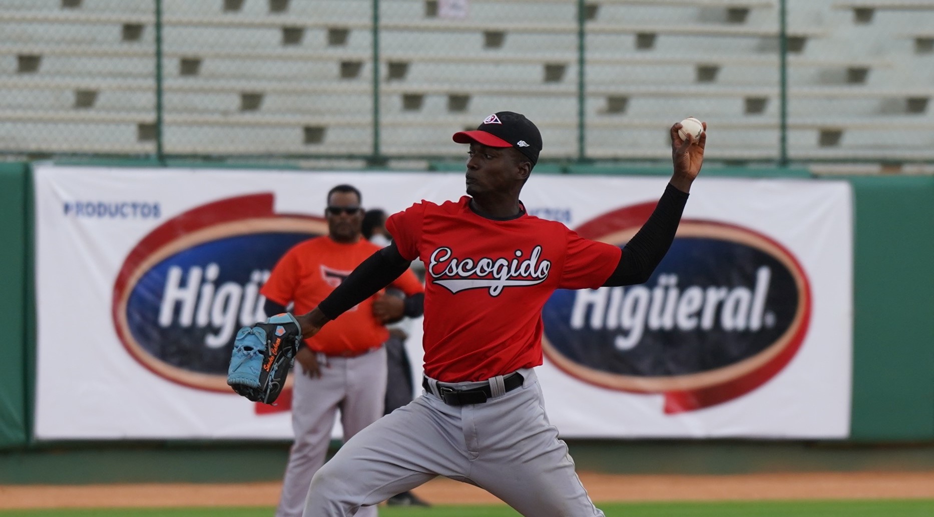 Fabián y Gómez guían triunfo de Leones en fogueo sobre Toros