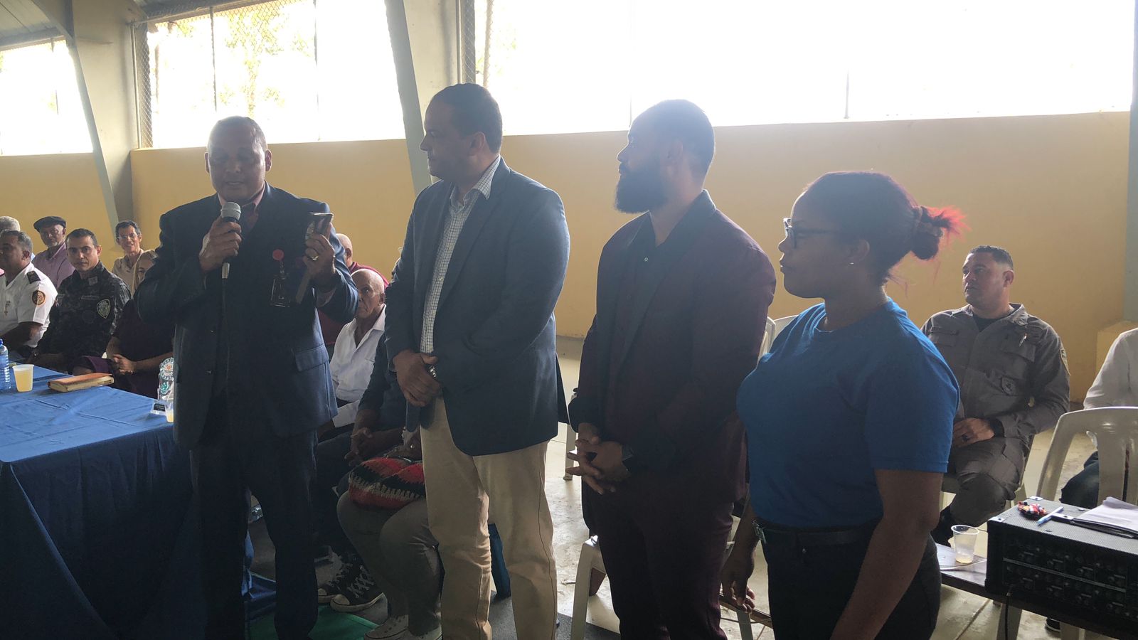 Reconocen a varias autoridades, lideres comunitarios y a comunicadores ...