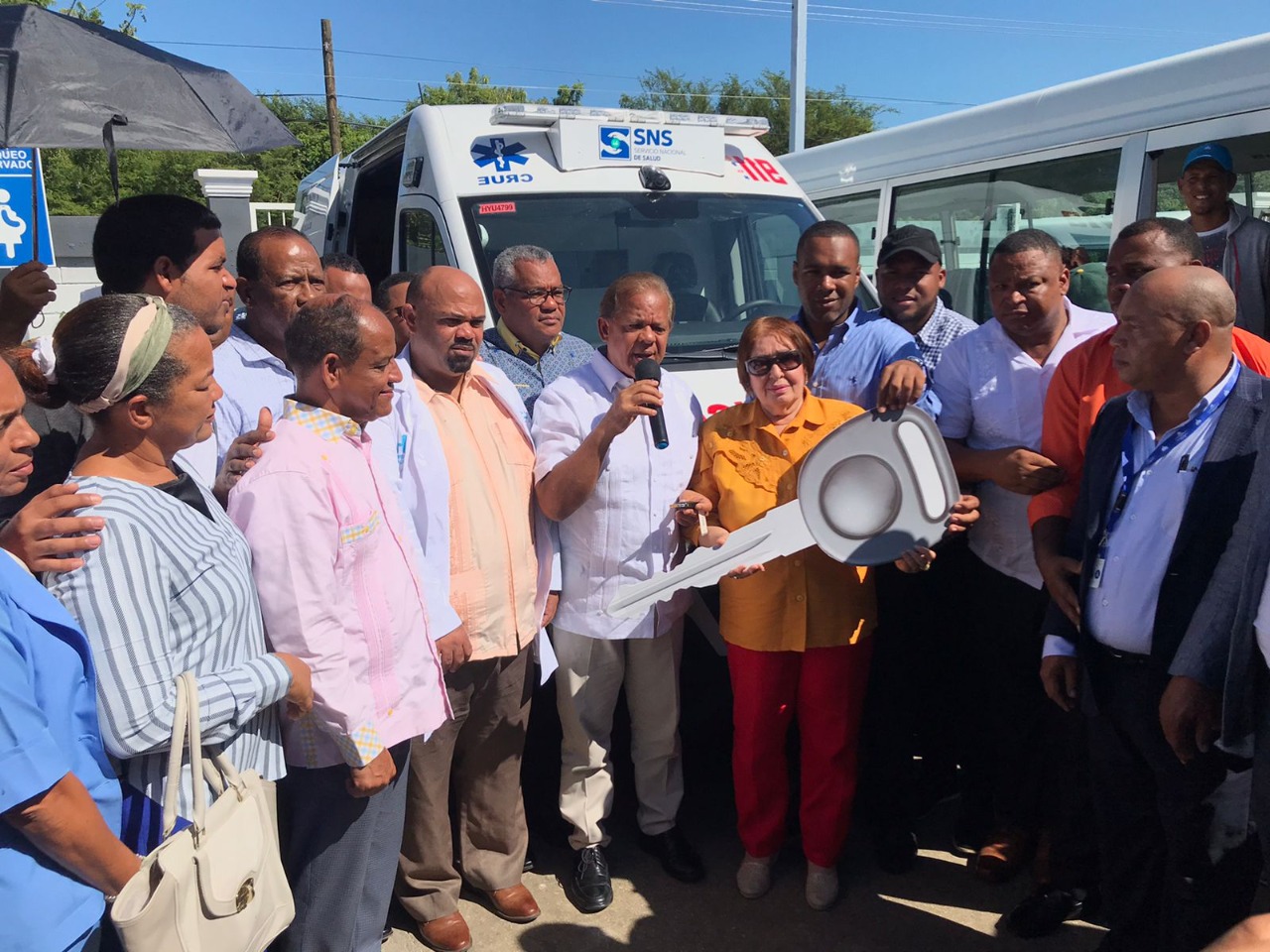 Barahona: Gobierno entrega ambulancia y minibús prometió al municipio ...