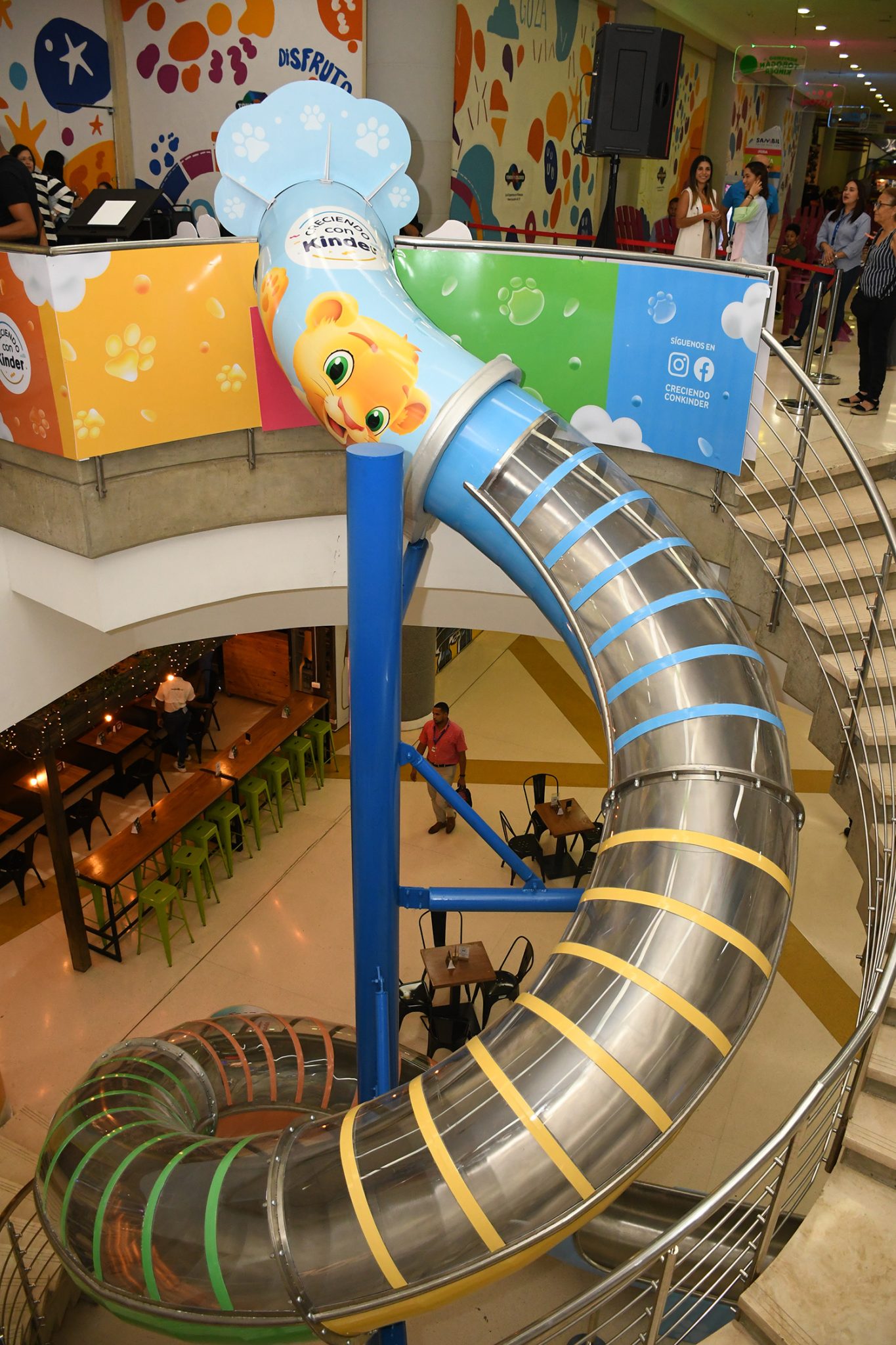 Creciendo con Kinder inaugura el Tobogán Kinder en el 2do. nivel de ...