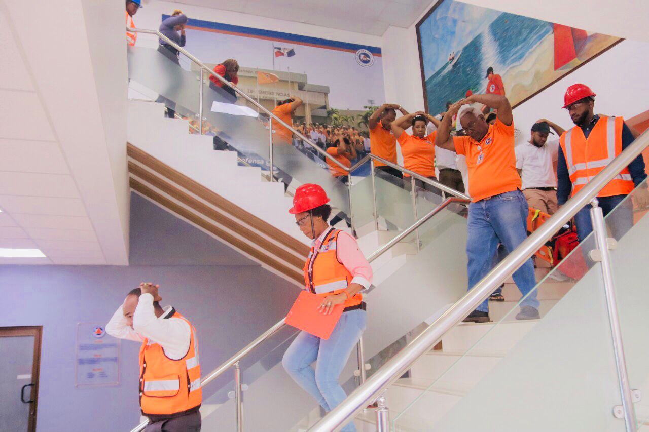 Defensa Civil participa en Simulacro Nacional de Evacuación ante Terremoto; capacita a miles ...